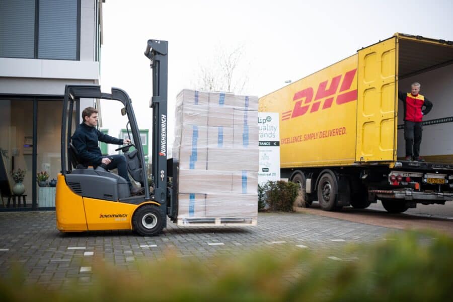Compare UK Delivery Companies | Royal Mail, Evri, DPD & more